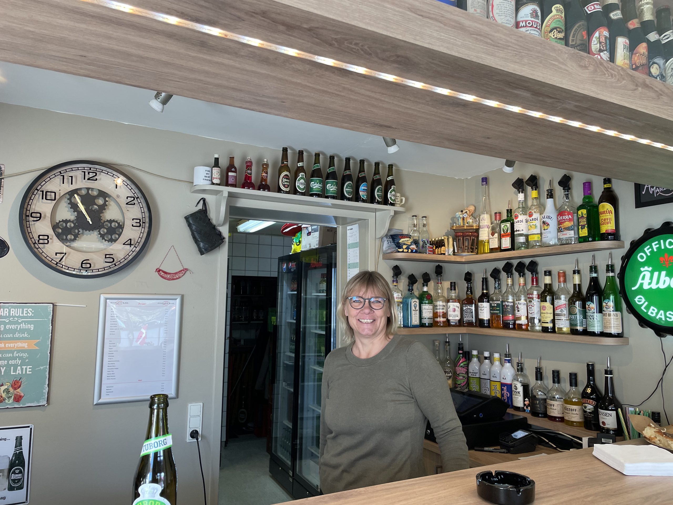 Amanda Bar udskifter bardisk men det ligner stadig et rigtigt værthus ...