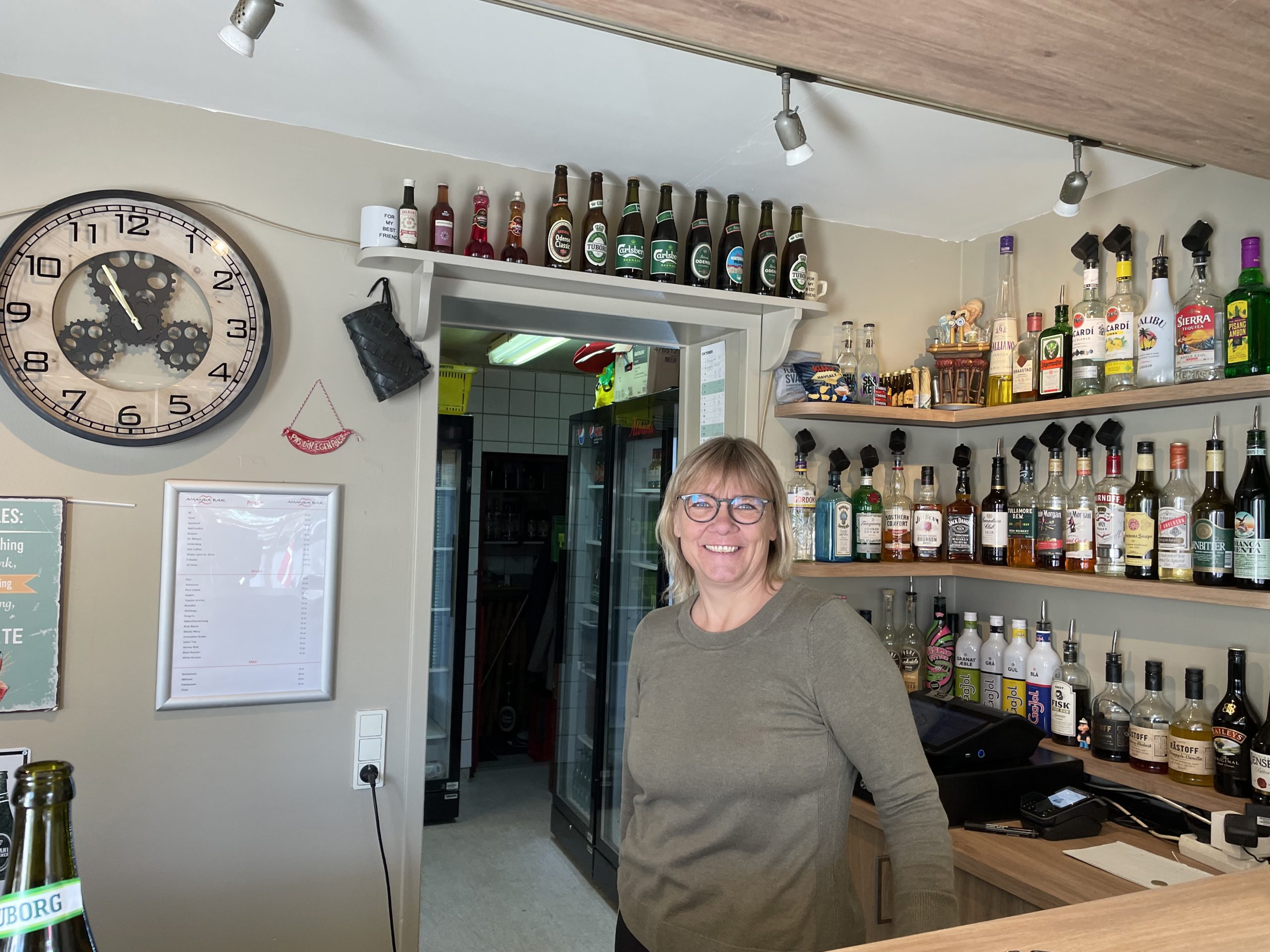 Amanda Bar udskifter bardisk men det ligner stadig et rigtigt værthus ...